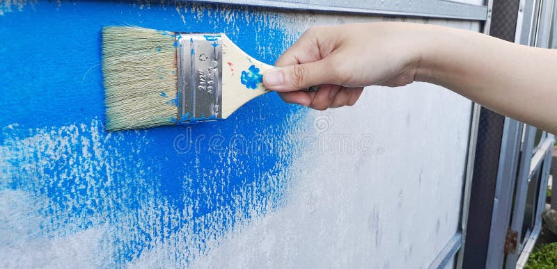 Alguien pintando la pared imagen de archivo. Imagen de herramienta ...