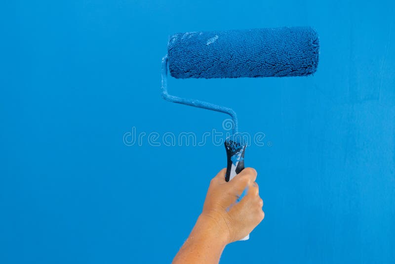 Alguien pintando muro imagen de archivo. Imagen de profesional - 204940391