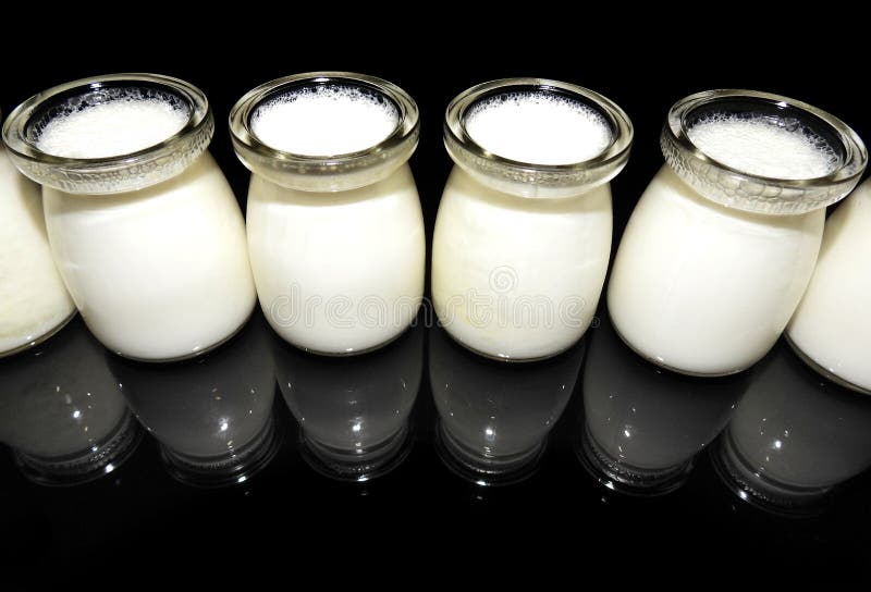Algunos Yogures Conforme a Fondo Negro Foto de archivo - Imagen de ...