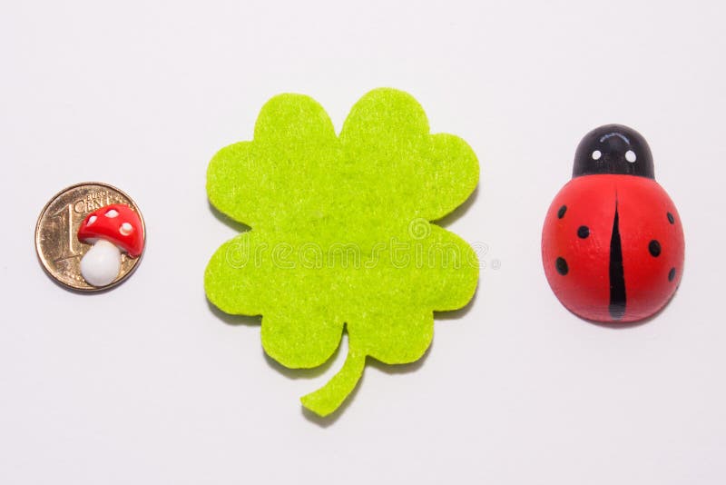 Alguns Símbolos Comuns Da Sorte Em Uma Superfície Branca Imagem de ...