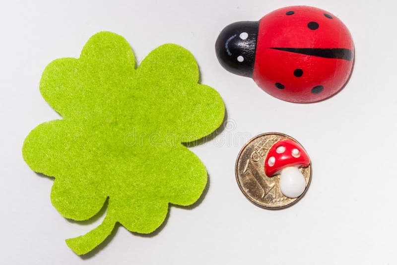 Alguns Símbolos Comuns Da Sorte Em Uma Superfície Branca Imagem de ...