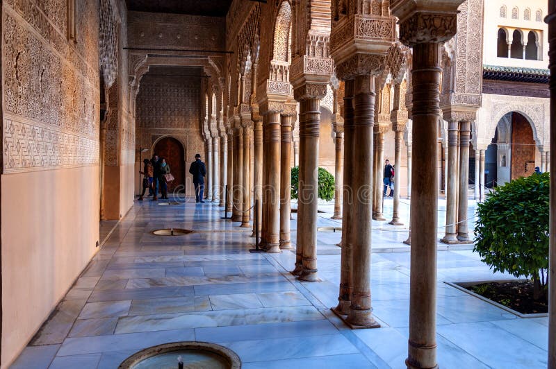 A Alhambra Em Granada Espanha. Colunas Decoradas Foto Editorial ...