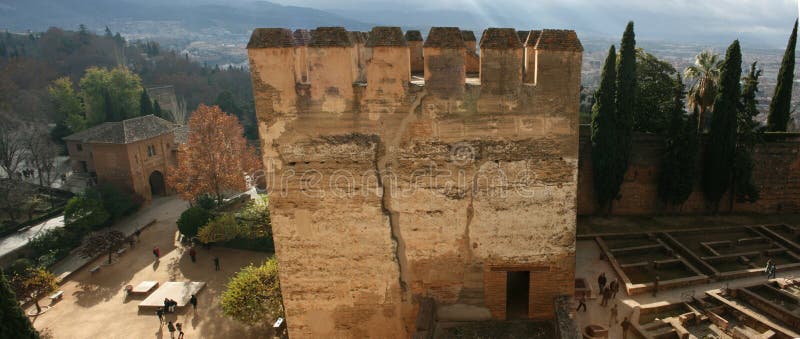 Alhambra Tower van Hulde stock afbeelding. Image of arabier - 92913171