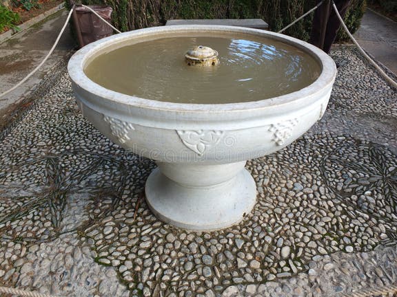Alhambra Water Feature foto de archivo. Imagen de circular - 37127062