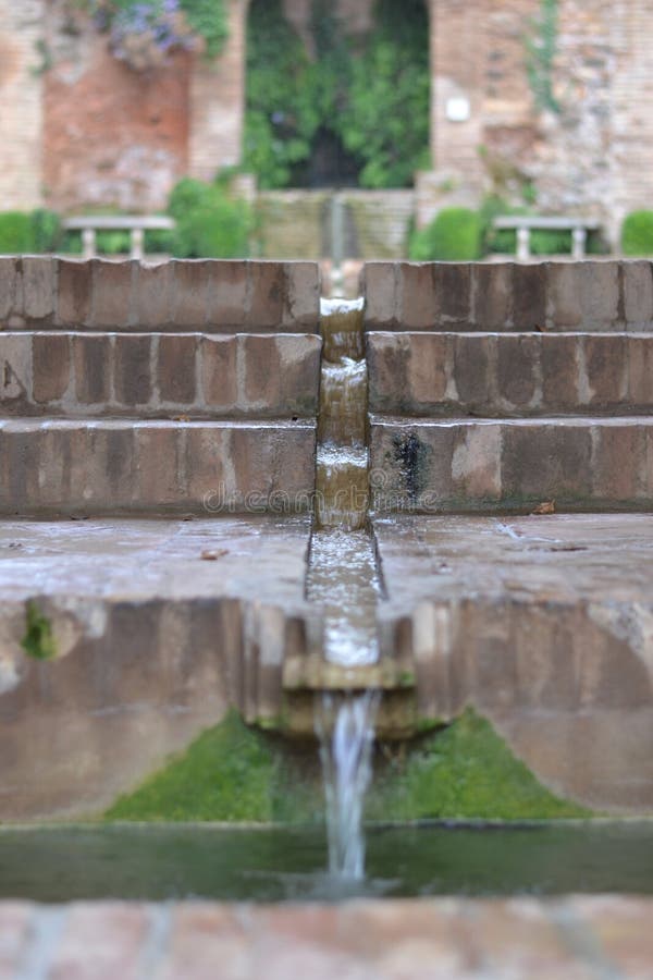 Alhambra Water-System stockfoto. Bild von brunnen, tür - 37687814