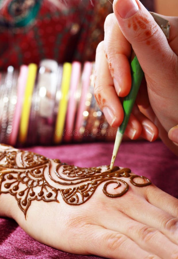 Alheña que es aplicada imagen de archivo. Imagen de ornamento - 36765117