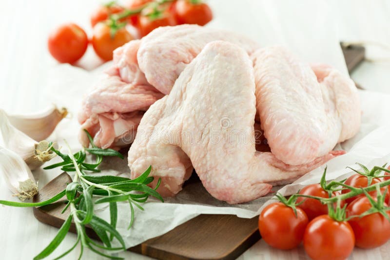 Ali Di Pollo Crude Per Cucinare Immagine Stock - Immagine di ciliegia ...