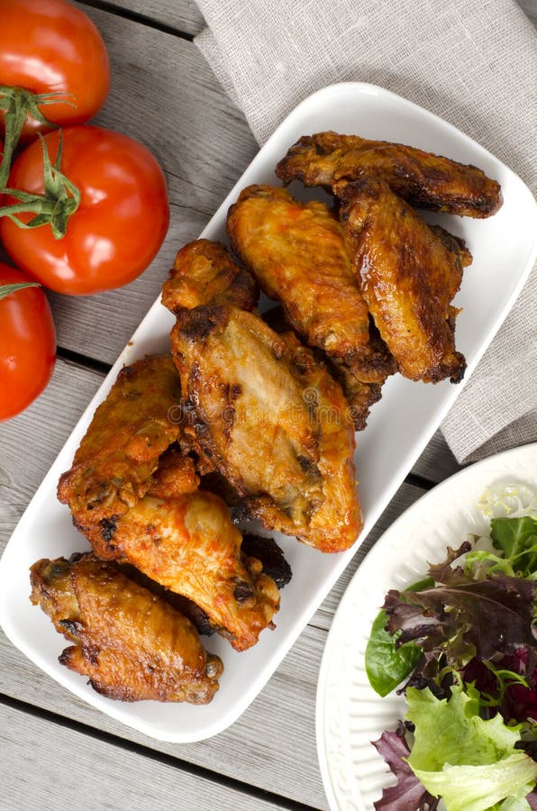 Ali di pollo piccanti fotografia stock. Immagine di piatto - 52075046