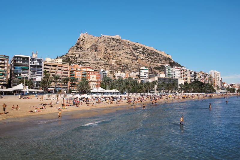 Strand Mit Santa Barbara Castle in Alicante, Spanien Stockfoto - Bild ...