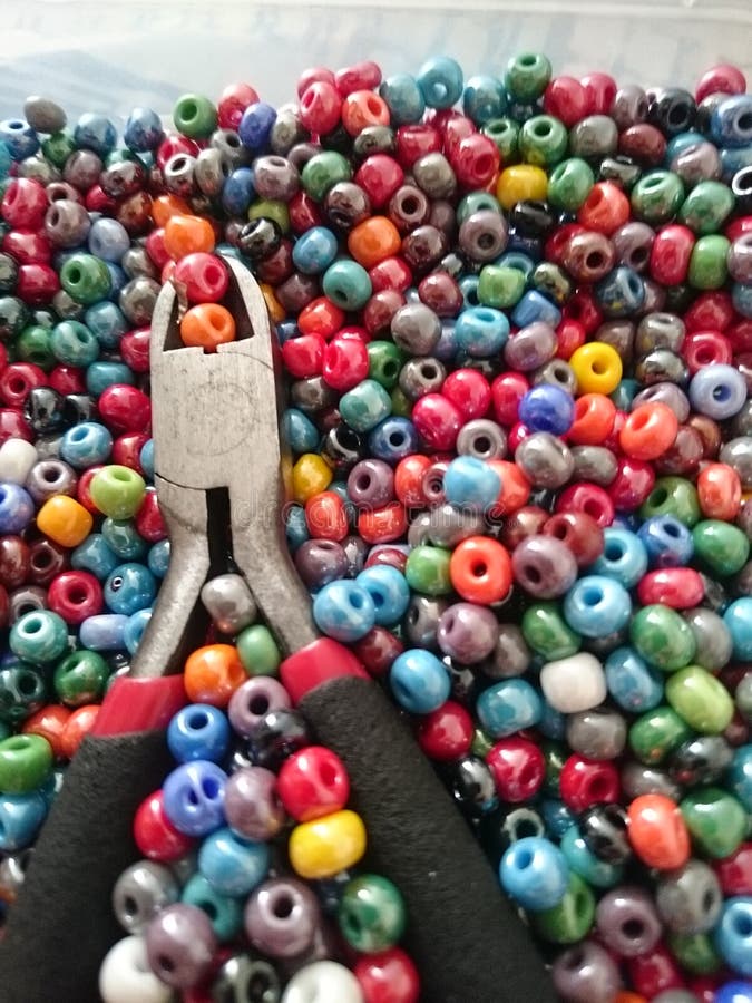 Alicates y gotas foto de archivo. Imagen de cristal - 118150634