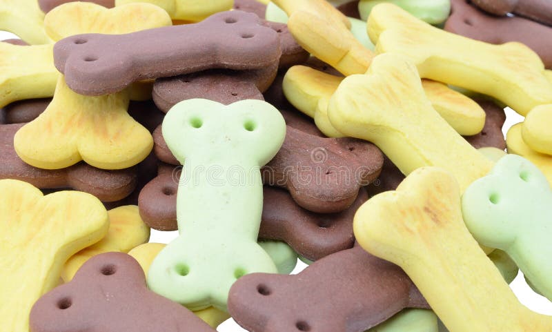 Alimento De Perro Seco En El Fondo Blanco Foto de archivo - Imagen de ...