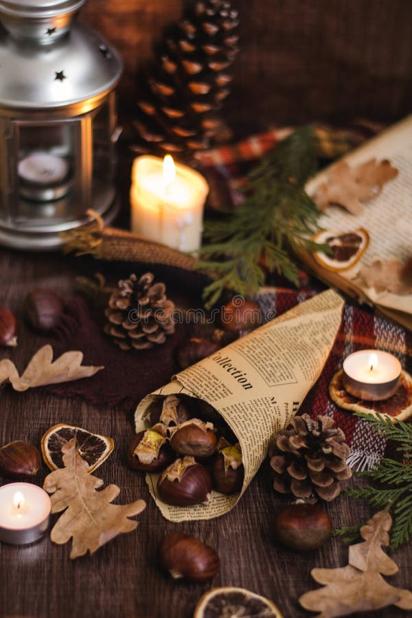 Alimento Di Natale - Castagne Sulla Carta Fotografia Stock - Immagine ...