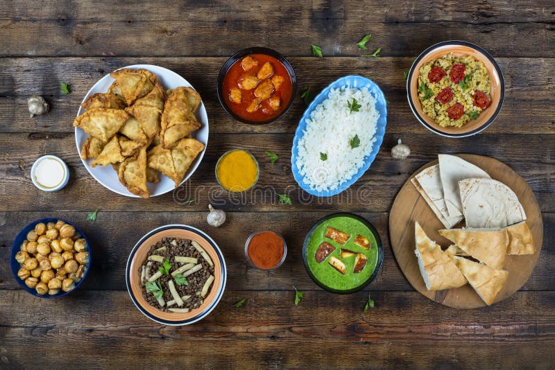 Prato Indiano De Lentilhas Amarelas Em Uma Bacia Azul Em Um Fundo De ...