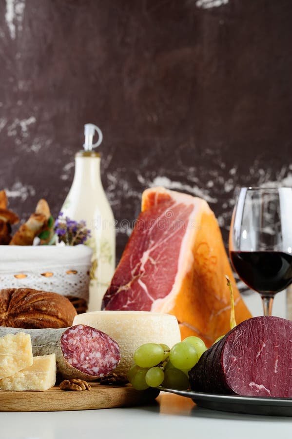Assortimento Di Cibo Italiano Fotografia Stock - Immagine di prosciutto ...