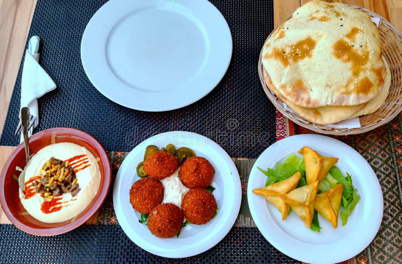 Placa Libanesa De La Comida De La Humus Con Varios Platos Foto de ...