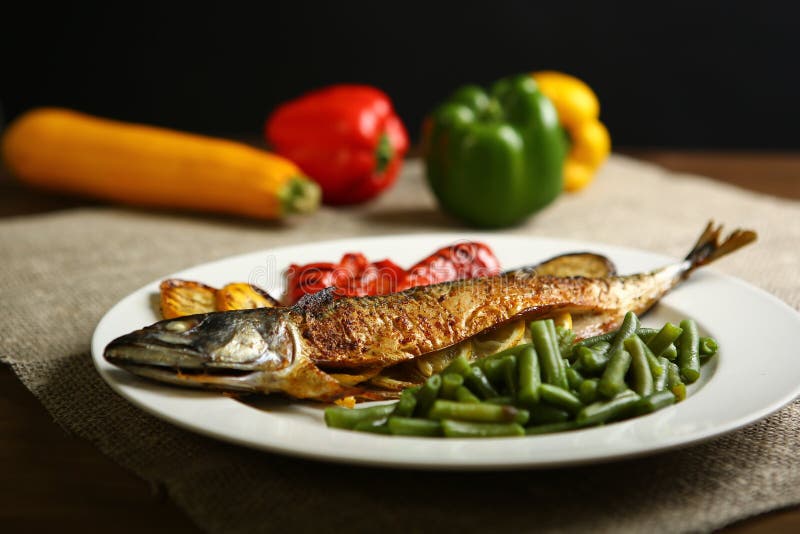 Alimento Sano Ed Adeguato, Pesce Grigliato E Verdure Immagine Stock ...