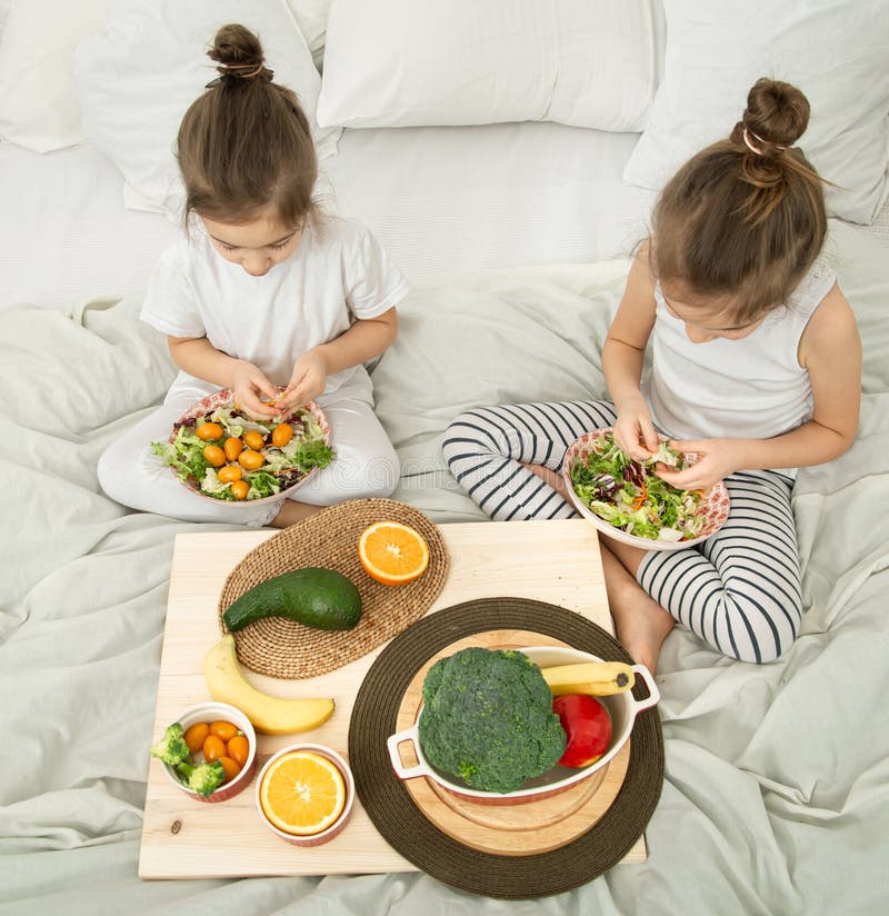 Alimentos Saludables, Los Niños Comen Frutas Y Verduras Imagen de ... Alimentos Saludables, Los Niños Comen Frutas Y Verduras Imagen de ...