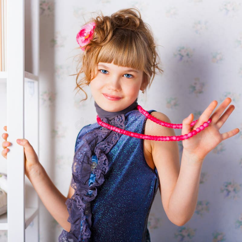 Alisa Cara Rubia Con Los Ojos Azules Foto de archivo - Imagen de ...