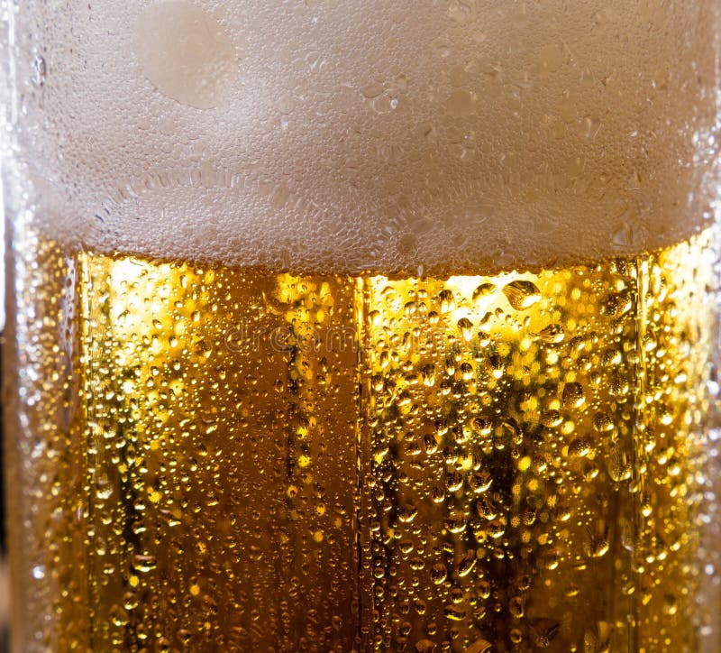 Alkoholgetränkbier Auf Makrobild Mit Scheinen Und Schaum Stockfoto ...