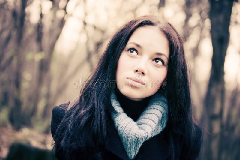 All'aperto Giovani Della Donna Del Ritratto Immagine Stock - Immagine ...