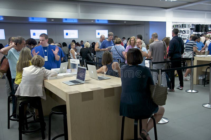 All'interno Di Apple Store - Quinta Avenue, NYC Immagine Editoriale ...