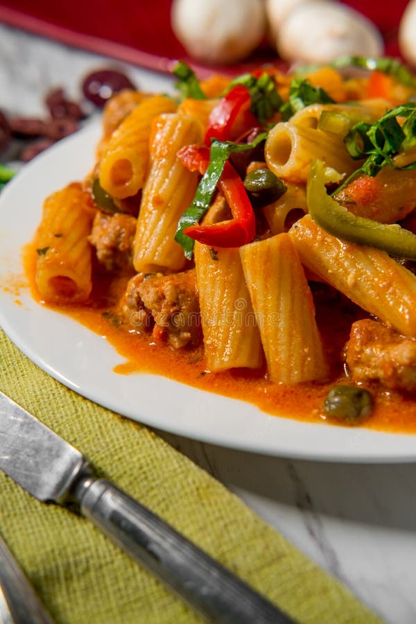 Alla Zingara de Rigatoni imagen de archivo. Imagen de placa - 118905135