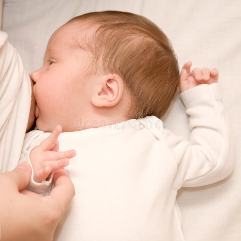 Neonato Di Allattamento Al Seno Della Madre a Casa Fotografia Stock ...