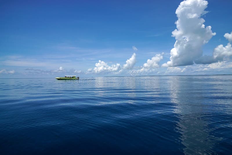 Alleen Boot Bij Open Zee Met Blauwe Hemel Stock Afbeelding - Image of ...