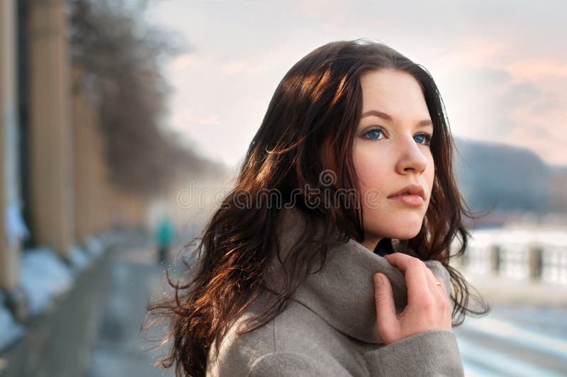 Alleine stockbild. Bild von elegant, stadt, schön, kaukasisch - 19058817
