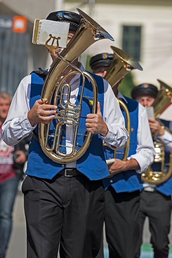 Chanteurs De Fanfare, Allemands Ethniques, Jouant Aux Instruments De ...