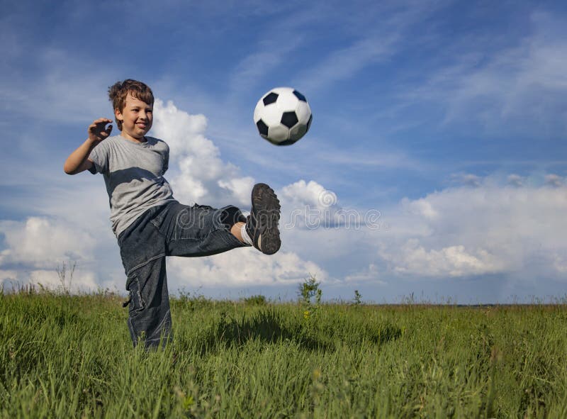 Alles Junge Mit Ball Im Freien Stockbild - Bild von familien ...