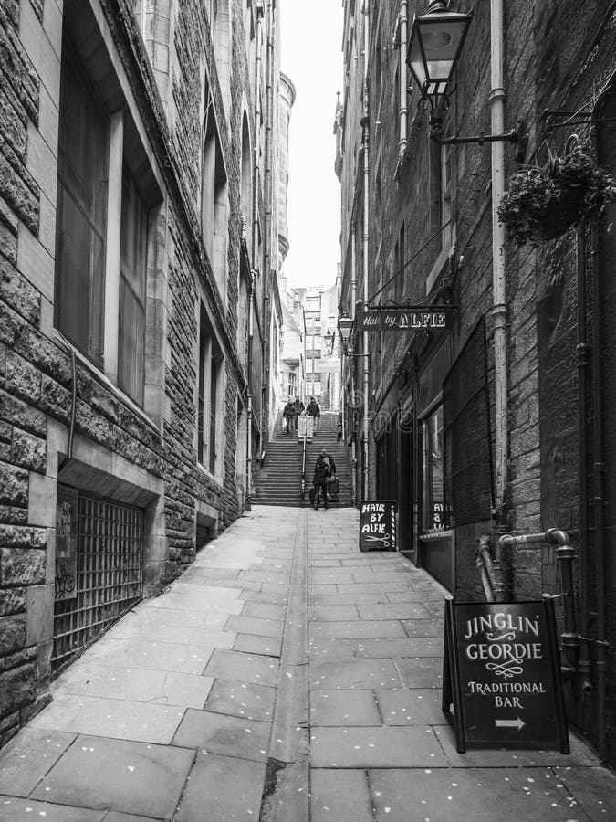 Alley in Edinburgh editorial photo. Image of narrow, steps - 68917686