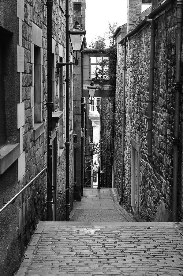 Alleyway in Old Edinburgh stock image. Image of scotland - 16842985