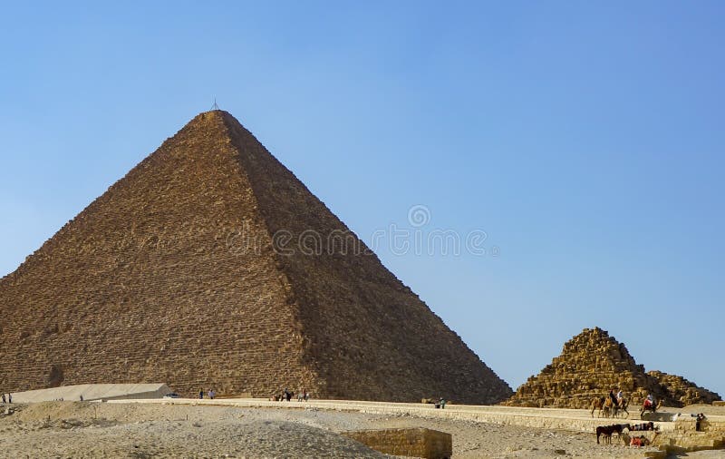Allgemeine Sicht Auf Pyramiden Mit Sphinx Stockfoto - Bild von giseh ...