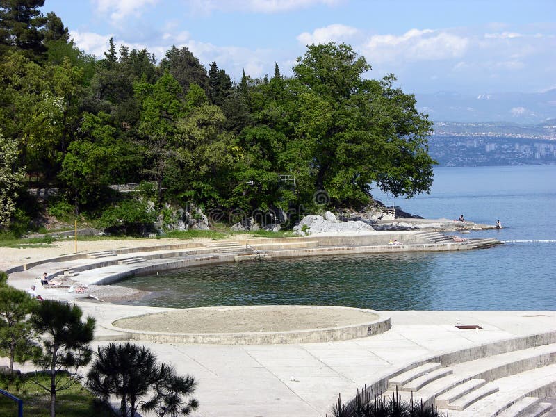 Allgemeiner Strand Lovran In Kroatien Stockbild - Bild von sommer ...