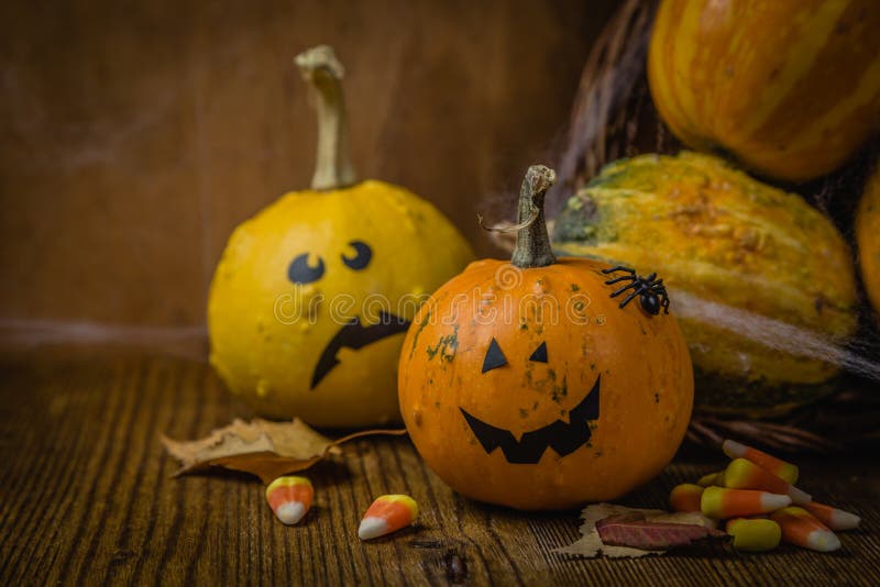Allhelgonaaftonbegrepp - Pumpor Och Symboler Fotografering för ...