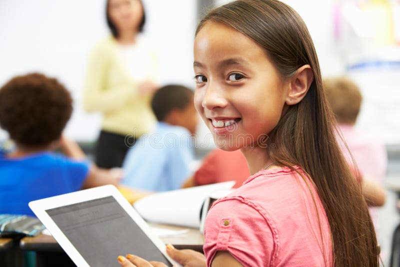 Allievo Nella Classe Facendo Uso Della Compressa Di Digital Immagine ...