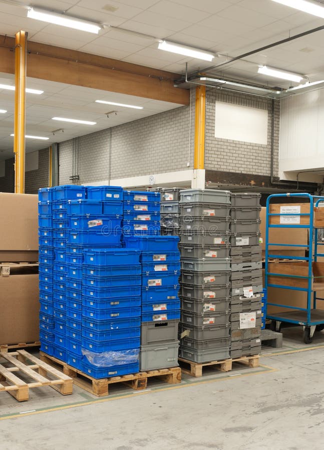 Almacén foto de archivo. Imagen de estantes, cantidad - 23500682