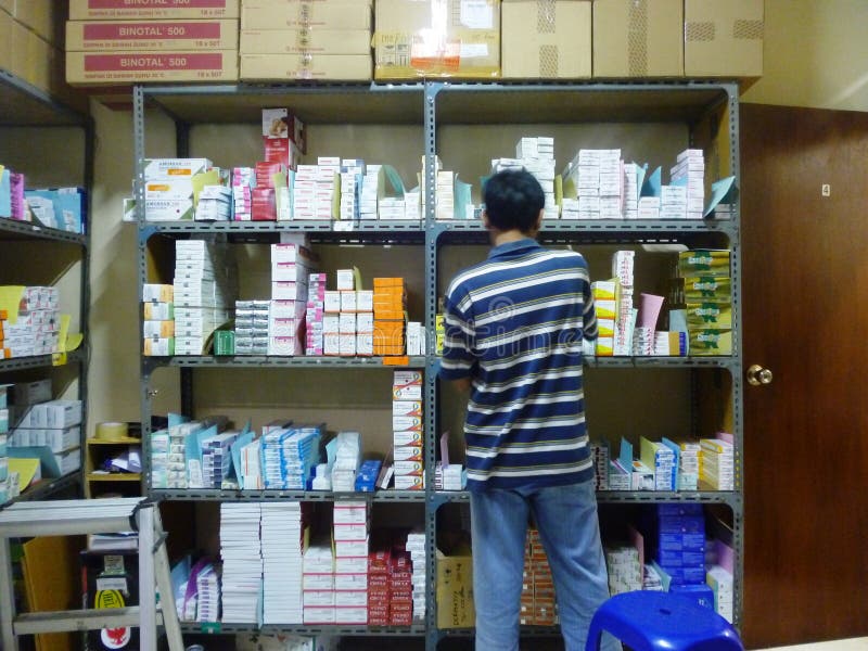 Drogue Las Cajas En Un Estante En Una Farmacia Tienda De Medicinas Y De ...