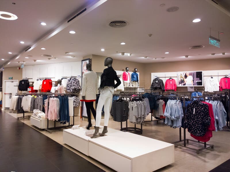 Interior De Una Tienda De Ropa Ropa Para Los Hombres Y Las Mujeres En ...