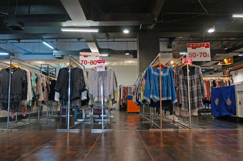 Almacén de ropa foto de archivo. Imagen de showroom, mercado - 10553056