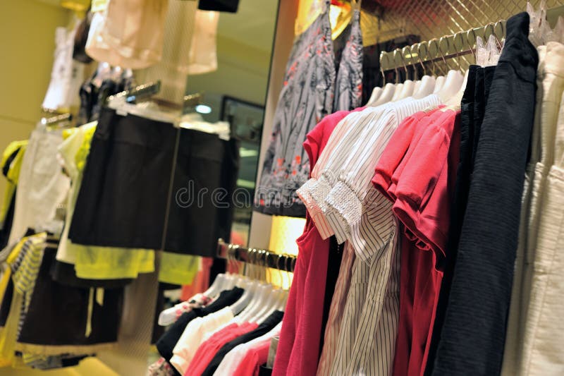 Almacén de ropa foto de archivo. Imagen de ropa, venta - 8884702