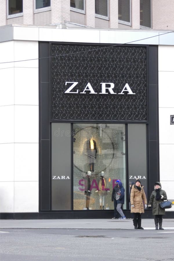 Tienda Que Entra De La Mujer De La Entrada De Zara Store Imagen de ...
