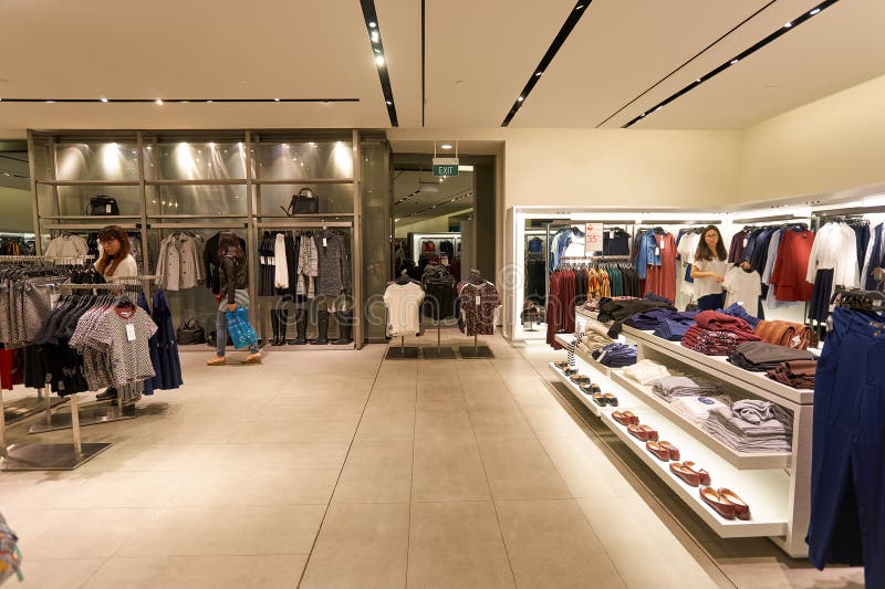El Interior De Una Tienda De Ropa Zara En Un Centro Comercial Al Aire ...