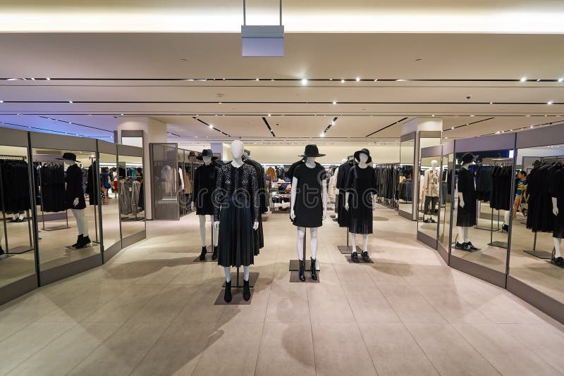 255 Interior De La Tienda De Zara Fotos - Libres de Derechos y ...