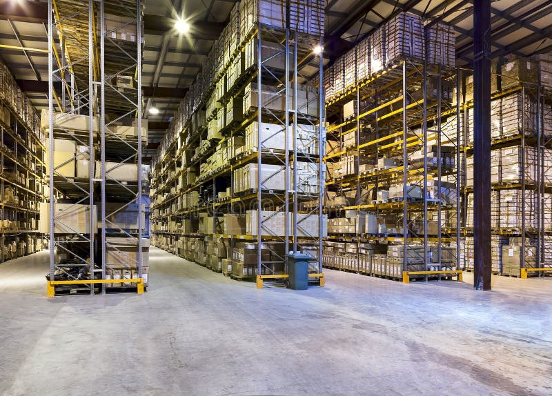 Almacén Moderno Grande Con Las Carretillas Elevadoras Imagen de archivo ...