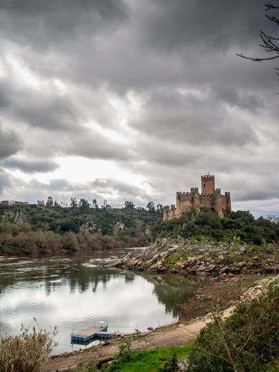 Almorol Con Las Nubes Oscuras Foto de archivo - Imagen de oscuro ...
