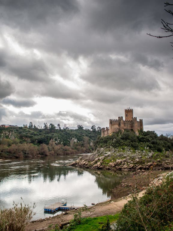 Almorol Con Las Nubes Oscuras Foto de archivo - Imagen de oscuro ...