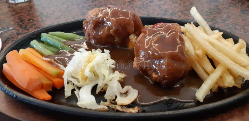 Almorzar con chuletón imagen de archivo. Imagen de almuerzo - 289738897