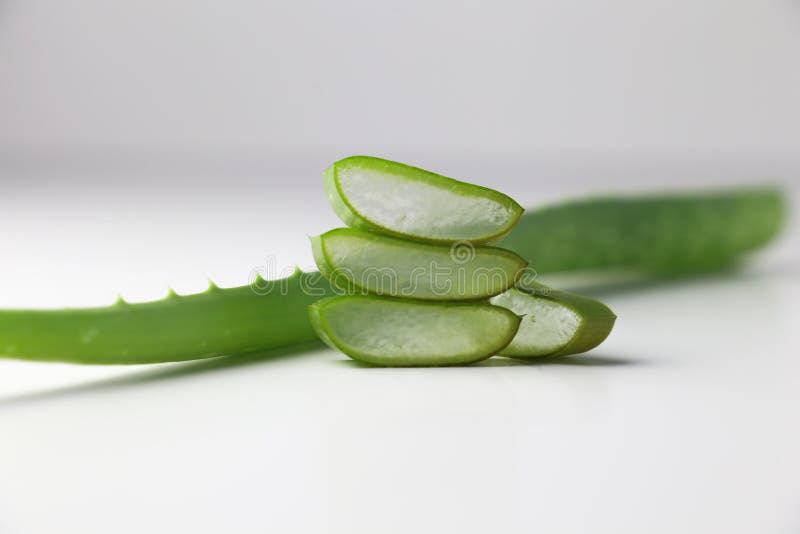Aloe Vera Vers Blad Geïsoleerd Op Witte Achtergrond Stock Foto - Image ...